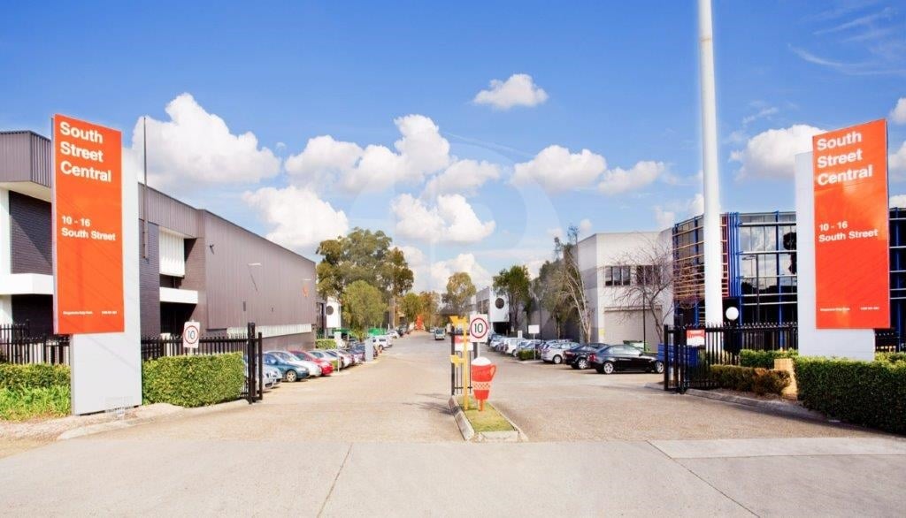 MODERN INDUSTRIAL UNIT WITH HARDSTAND AREA - Bawdens